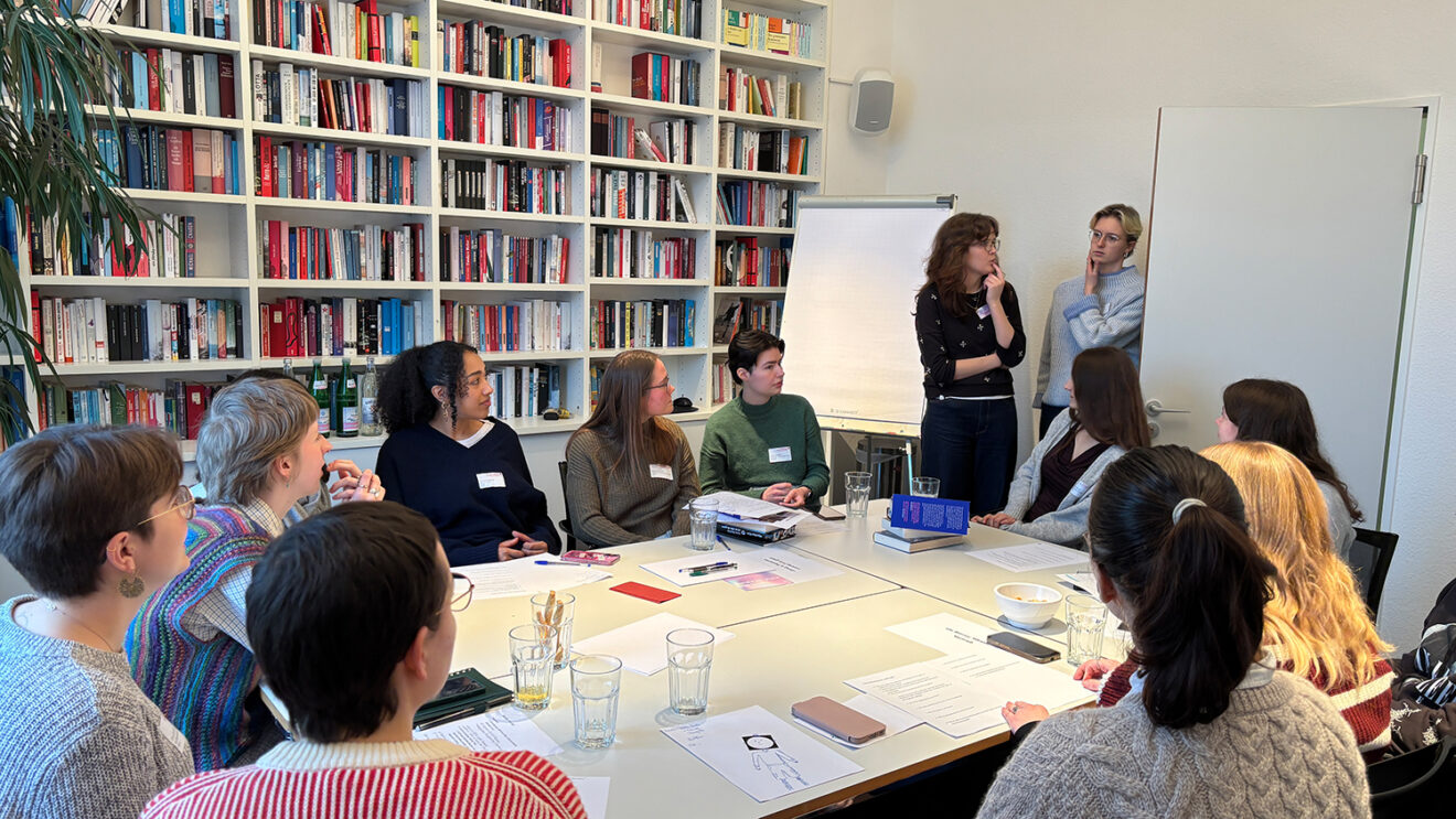 Umgeblättert heute: „Alles, was uns heute beschäftigt, zeichnet sich in ...